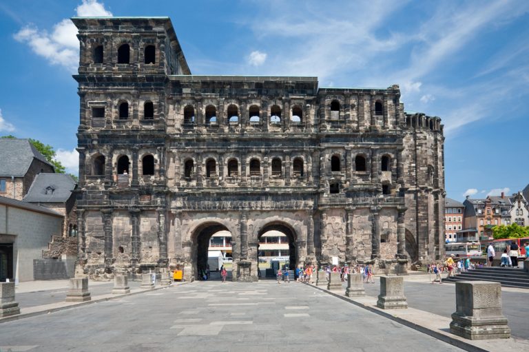Geheimnis um Alter der Porta Nigra gelüftet: Das Wahrzeichen der Stadt ...