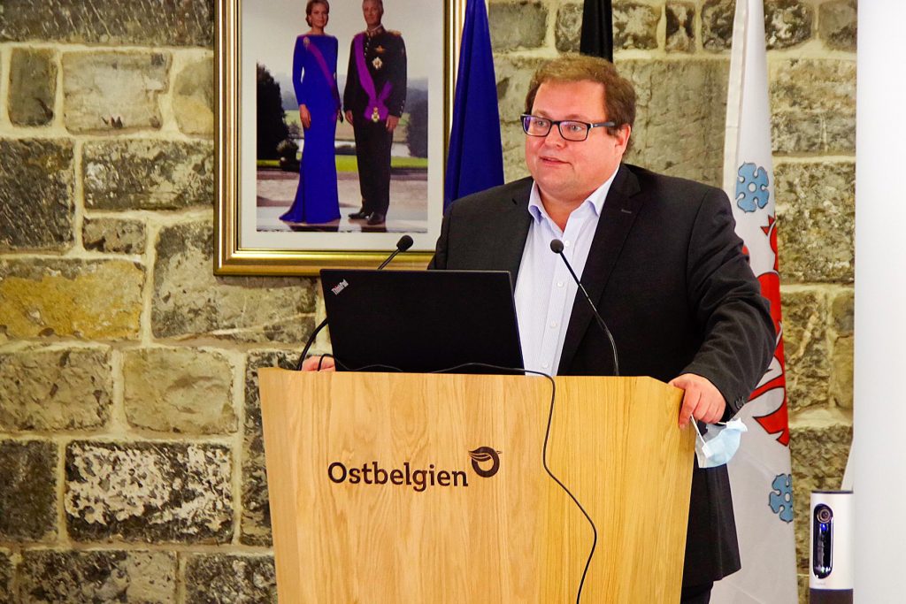 TOP: Die Kommunikation nach außen von René Jost - FLOP: Mit einer Maske ...