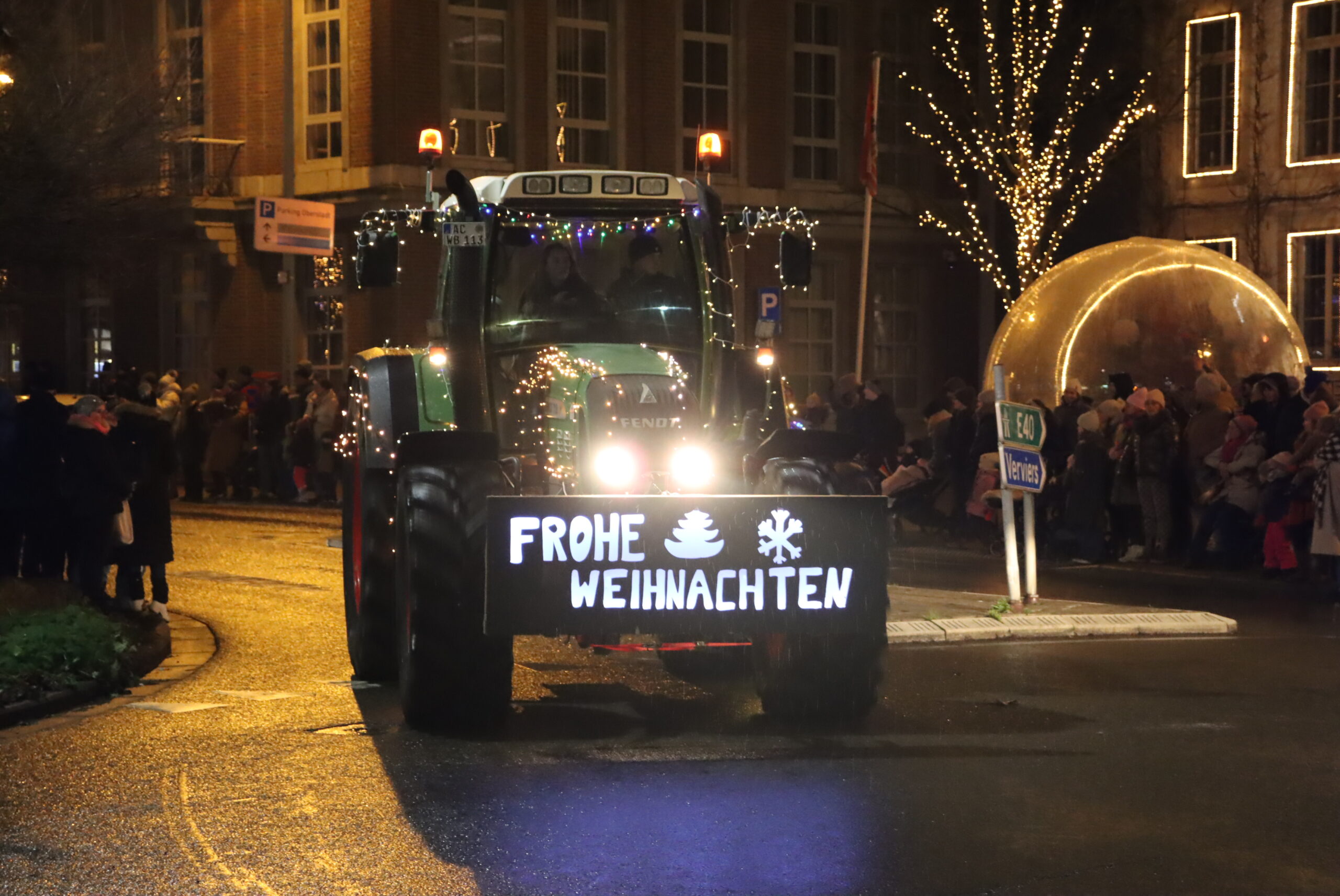 "Adventsleuchten": Wieder bunt dekorierte Traktoren auf Lichterfahrt quer durch Ostbelgien ...